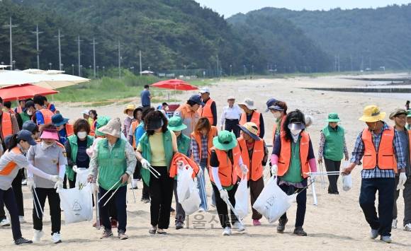 ‘비치 플로깅으로 깨끗한 해변 만들어요