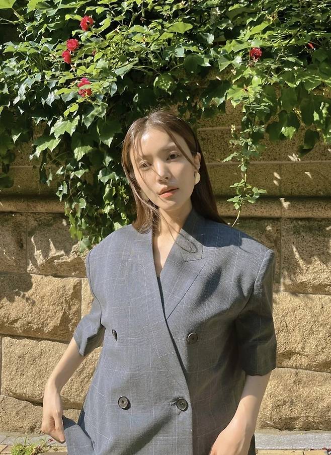 정시아 남편 옷 입고 산책 매니시 오버핏 더블 재킷의 하의실종룩 패션엔