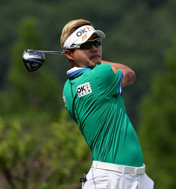 '우승 고픈' 이태희, KPGA선수권대회 둘째날 선두 도약