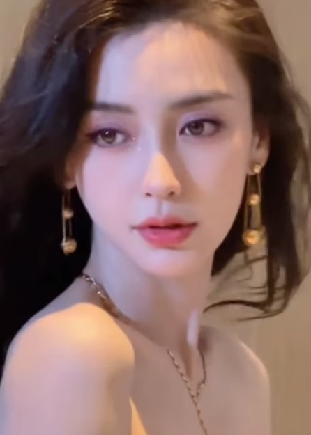연예인도 실물보고 홀린듯예쁘다외치게 된다는 연예인압도적 밀착 여신드레스핏 어썸클