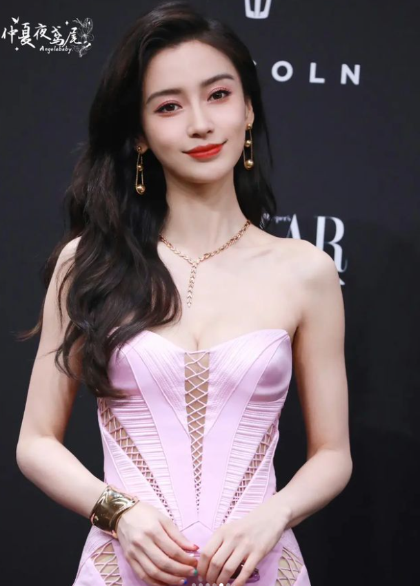 연예인도 실물보고 홀린듯예쁘다외치게 된다는 연예인압도적 밀착 여신드레스핏 어썸클