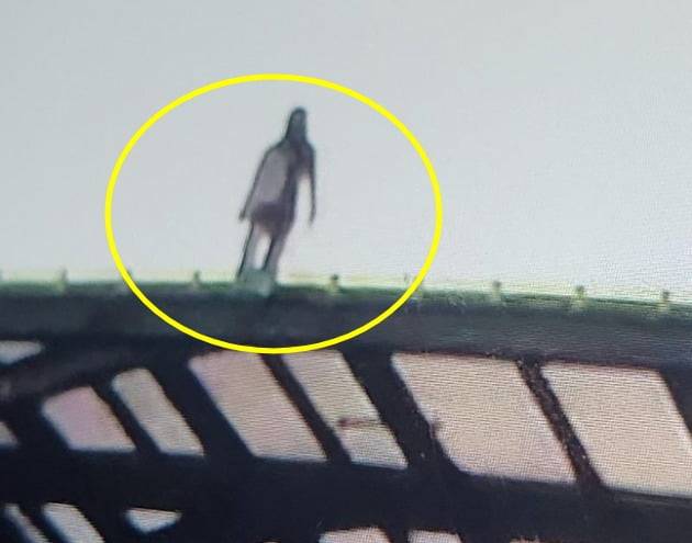 귀신인가 소름터널 위 긴 머리 女의 정체 영상
