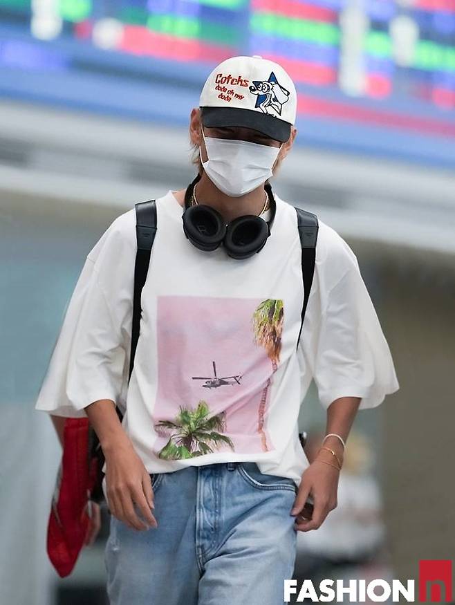 Bts 뷔 티셔츠와 청바지만 입어도 달라 턱잇 스타일로 힙하게 패션엔