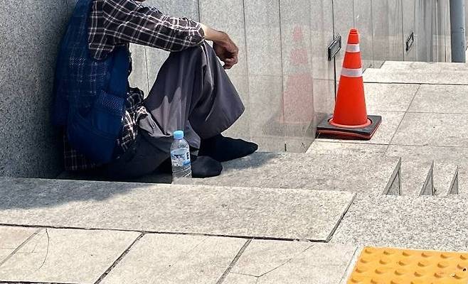 35도 살려고 밖에 나온 사람들당신이 실내 머무는 사이