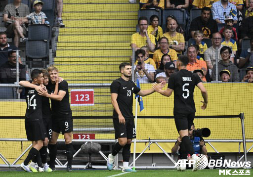 카타르 선수 인종차별 욕설에 경기 거부한 뉴질랜드 이것은 축구보다 큰 문제”