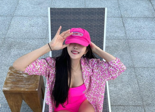 인피니트풀에서 핫핑크수영복입고 수영중35세 초동안 유명 여가수수영복룩 어썸클