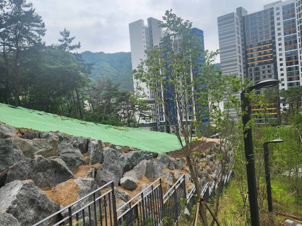 준공 앞둔 양산시 사송신도시 1단계 아파트 단지 석축 밀리고 토사 흘러 안전 우려