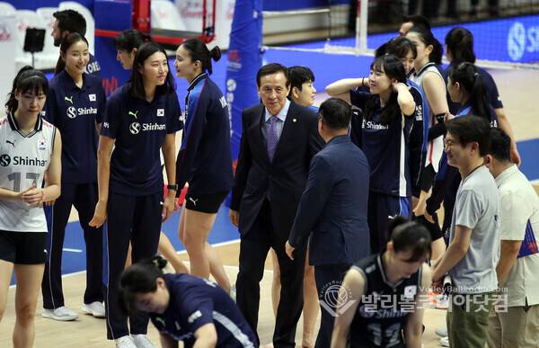 Vnl 한국 女배구 21연패 수모속에 대한배구협회 관계자들은 기념촬영