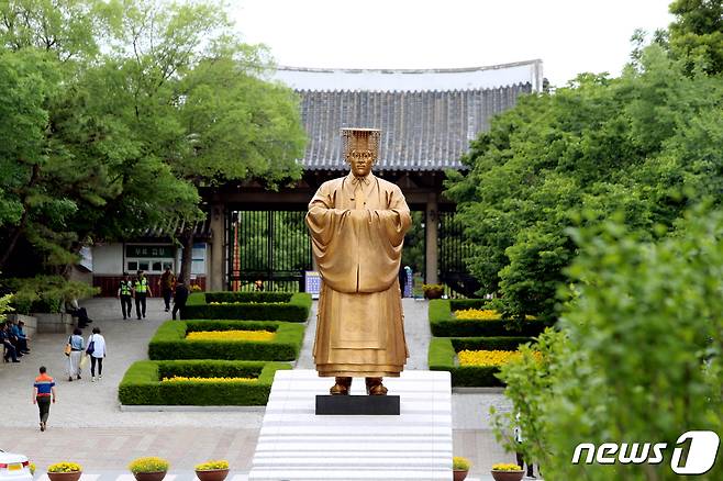 역사 왜곡 논란 순종 황제 동상대구 중구 철거 검토