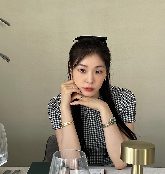 김연아결혼후 더 어려져 학생 같네귀여운 왕리본 체크원피스룩 어썸클