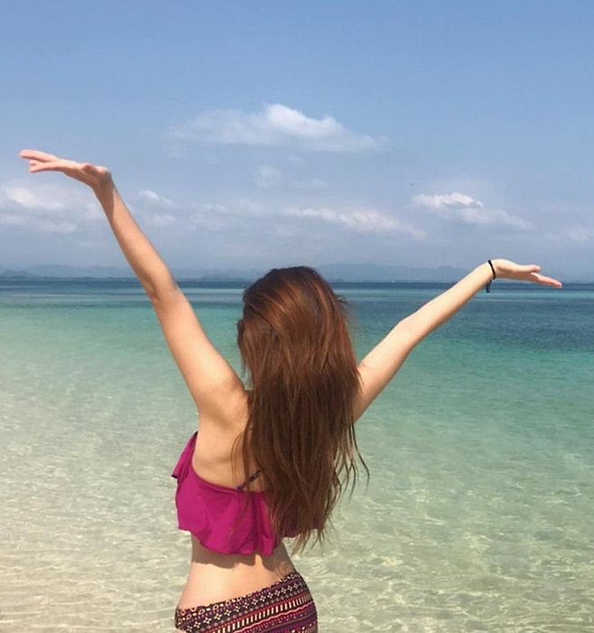 휴가지에서 수영복입고 너무 예뻐 난리난 여배우바캉스룩 어썸클