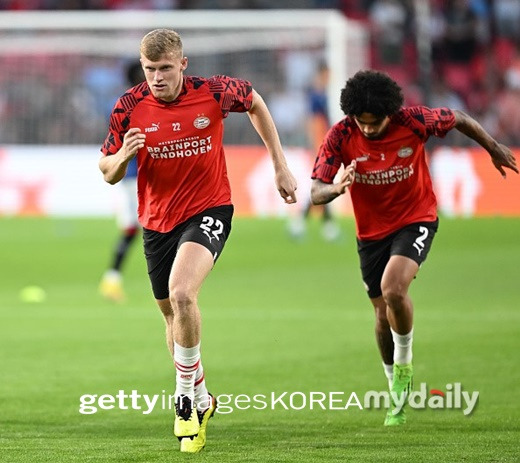 김민재 놓친 텐 하흐 급구 센터백”→21살 젊은 피부터 35살 베테랑까지 눈독→키 195cm인 ‘피지컬 갑인 에버턴 유망주 엄지척