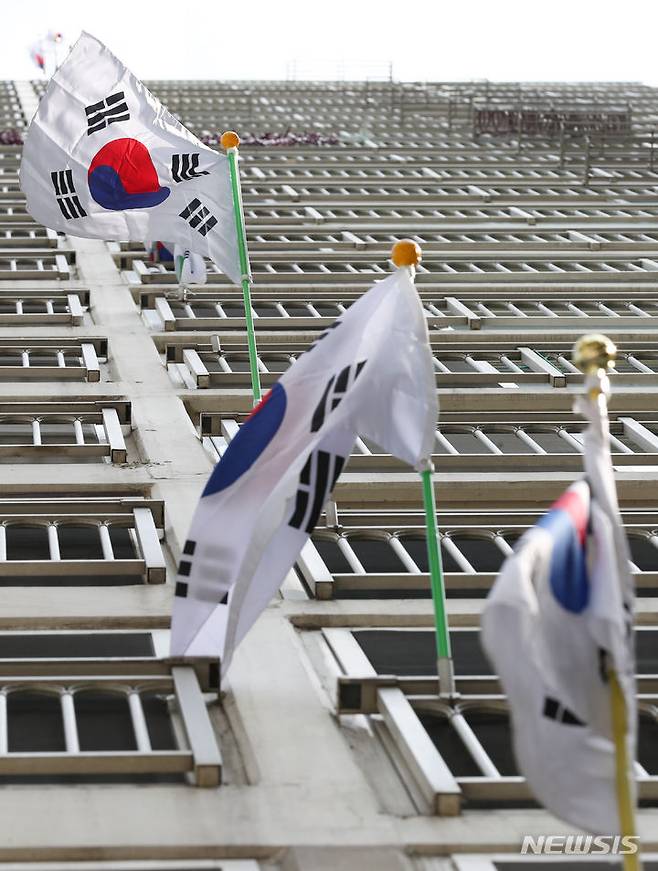 광복절 태극기 게양한 아파트