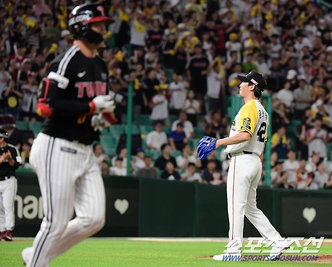 대주자 교체 극구 사양한 오지환, 하지만 벤치는 노심초사...결국 한 베이스만 뛰고 교체 [인천 현장]