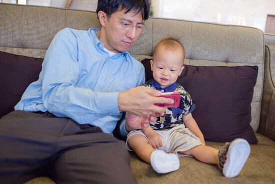 하루 4시간 동영상 보는 1살 아이 신체·소통능력 떨어져”