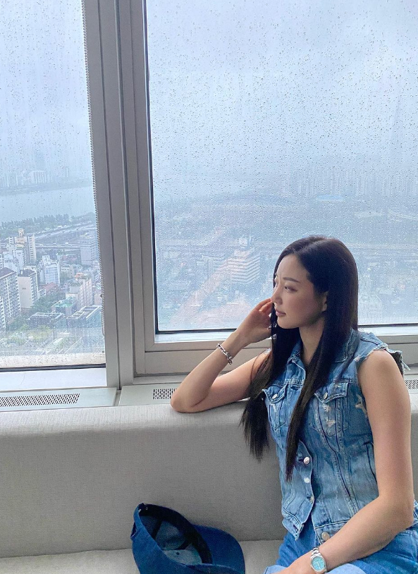 김사랑조용하더니 달라졌네갸름한 턱선46세 초동안 뽐내는 데님패션 어썸클