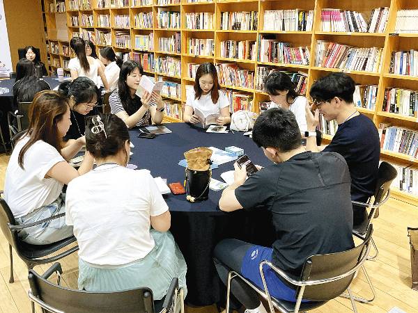 책의 숲에서 ‘경계를 넘어 詩로 만나다
