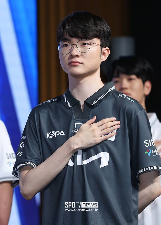 아시안게임 페이커 이상혁 손목 부상 딛고 金 겨냥김정균 감독 쵸비 정지훈 컨디션 보고 출전 결정