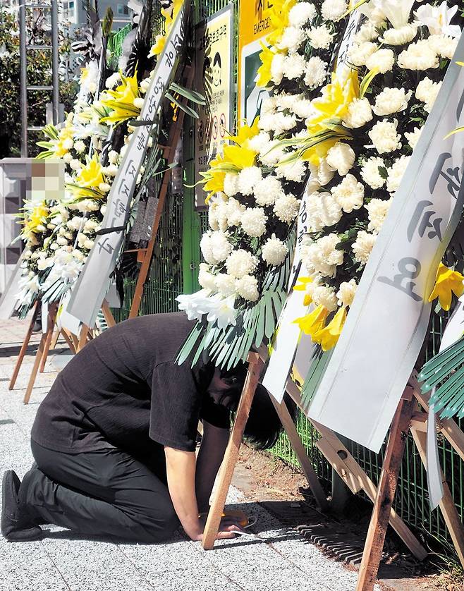 학부모 무릎 꿇고 빌어라” 가만 안 둬” 압박에