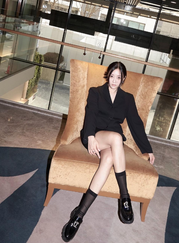 35세 믿기지 않는 외모초미니팬츠 핏 완벽해 놀라운 여가수올블랙시크룩 어썸클