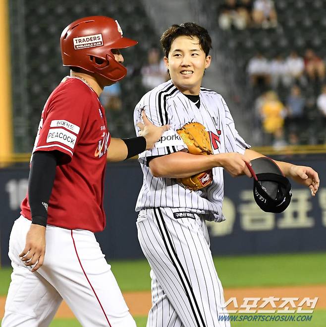 '형님 절대 고의가 아닙니다' 모자 벗고 연신 사과한 임찬규, '욱했던' 한유섬을 웃게 만든 넉살