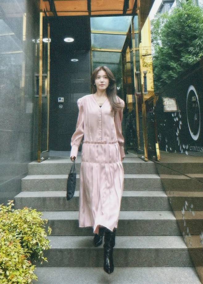 정시아 분위기 끝판왕 거리에 뜬 여신 핑크 플리츠 원피스룩 패션엔