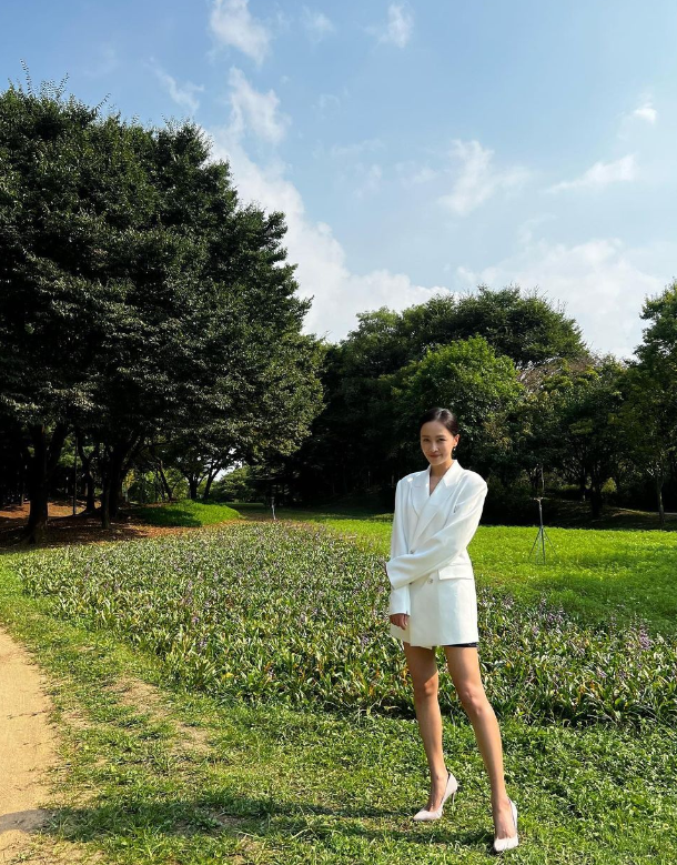 43세 홍수현초동안 근황40대 각선미 뽐낸 미니룩 어썸클