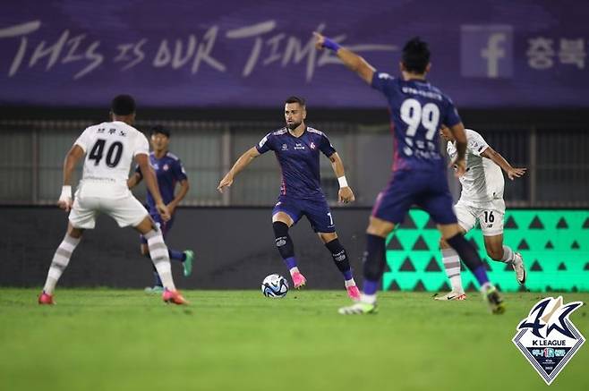 축구연맹 상대 팔꿈치 가격 충북청주 피터 2경기 징계