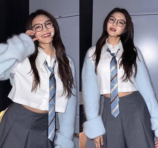 소녀시대 수영 뿔테 안경에 넥타이 10대 같은 하이틴 프레피룩 패션엔