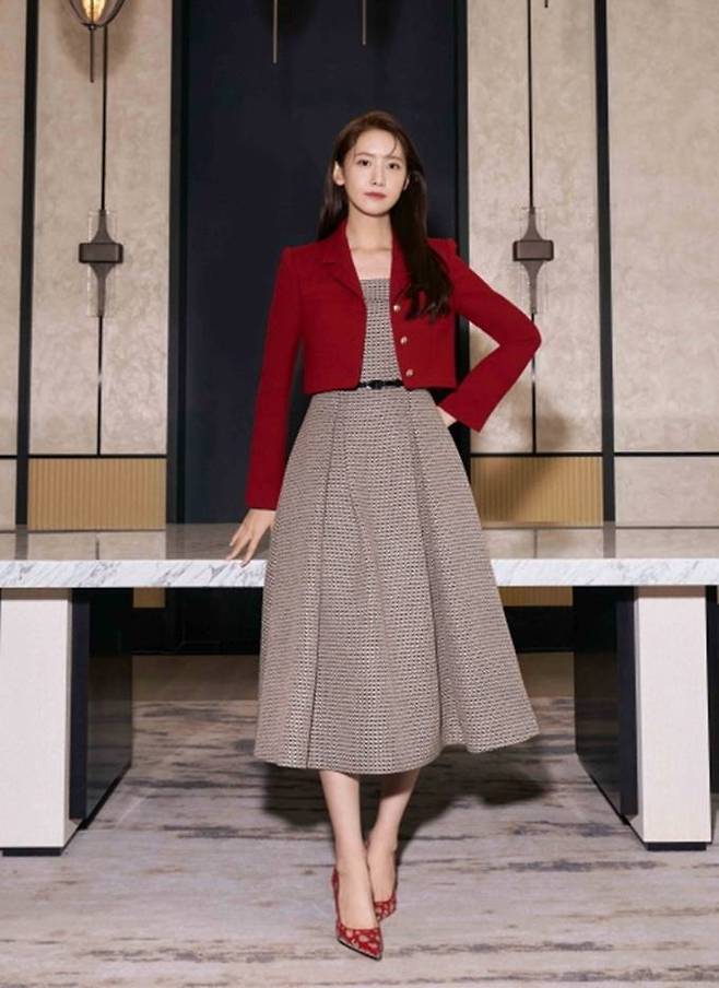 윤아·송혜교·김희애·김혜수 셀럽들도 푹 빠진 올드머니룩 향연 패션엔