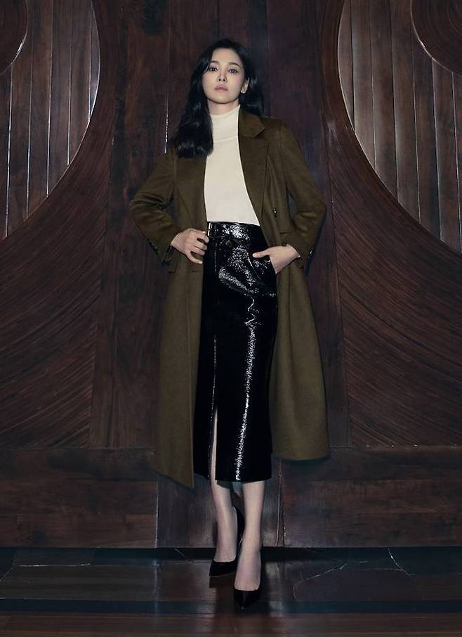 윤아·송혜교·김희애·김혜수 셀럽들도 푹 빠진 올드머니룩 향연 패션엔