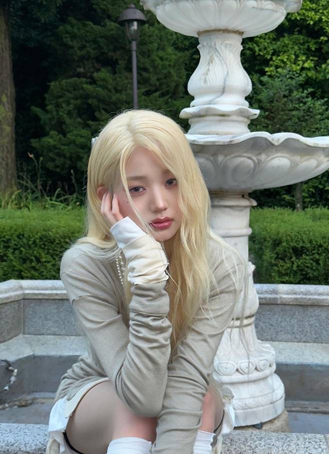 아이브 장원영 첫 금발 만찢녀 수국 보다 예쁜 숲속 요정의 슬림 원피스룩 패션엔