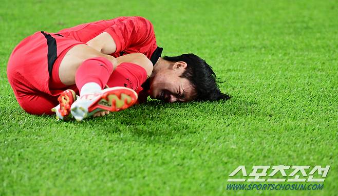 항저우on 불행 중 다행우즈벡 백태클에 쓰러진 엄원상 한일전 가능성 열렸다가벼운 발목 염좌 판명