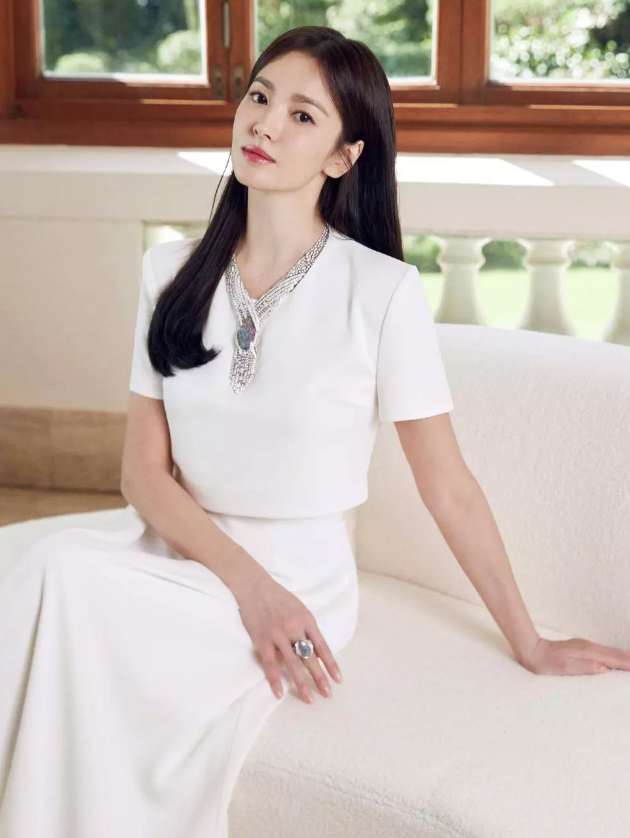 송혜교실물체감샷화려한 비주얼 놀랍다32억목걸이여왕급 미모 범접불가여신드레스룩 어썸클