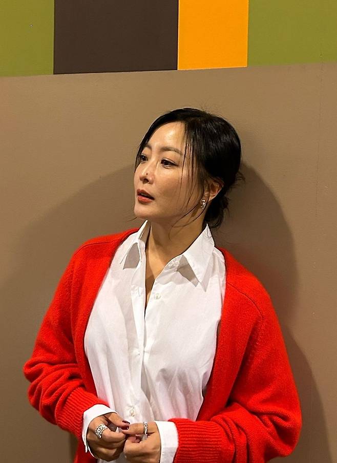 김희선 셔츠야 원피스야 46세 나이 잊은 원색의 카디건 하의실종룩 패션엔