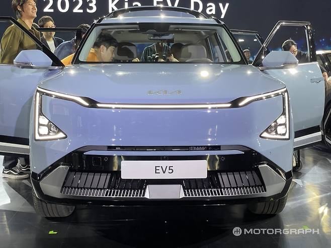 기아, 준중형 전기 SUV EV5 공개…"2025년 국내 출시" | 모터그래프