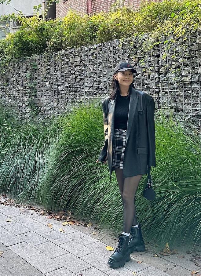 한지혜 다시 찾은 리즈시절 가죽 재킷 볼캡으로 뽐낸 하의실종룩 패션엔