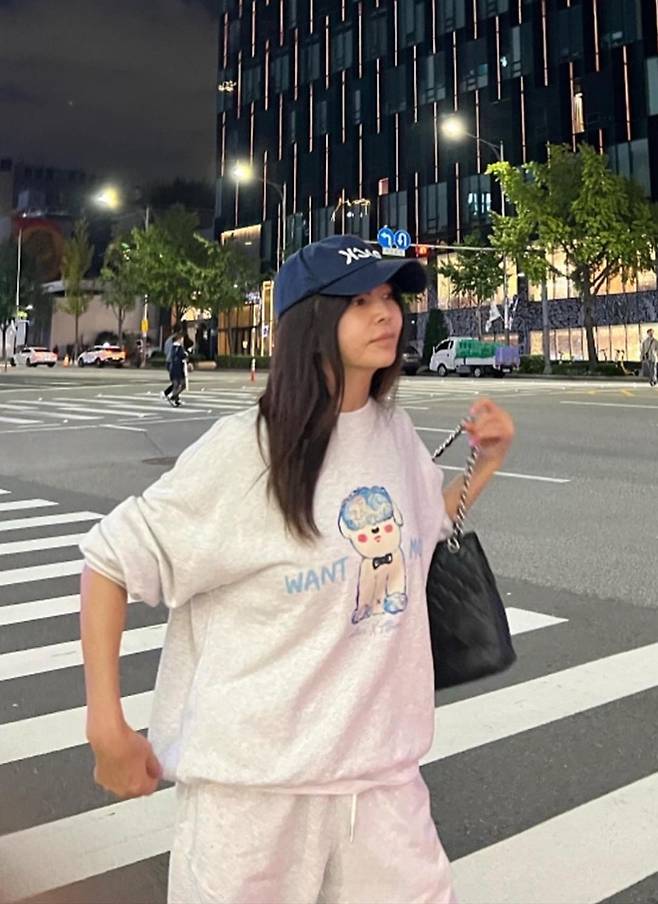 황신혜 가을밤 걷기 운동에 딱 막입어도 힙한 스웻셋업룩 패션엔