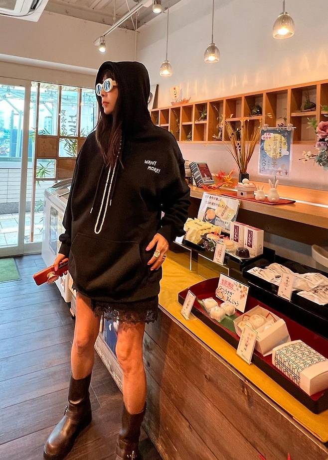 황신혜 후드 쓰니 대학생 60대 패션 인싸 스웻셔츠 외출룩 패션엔