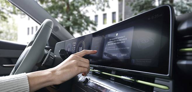 [모빌리티 빅뱅]〈3〉바퀴 달린 컴퓨터 'SDV'…車 자체 OS 개발 특명