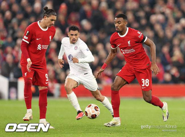 득점 후 활짝 웃은 그라벤베르흐 이를 본 클롭 다시 축구 즐기기 시작한 것 정말 기쁜 소식