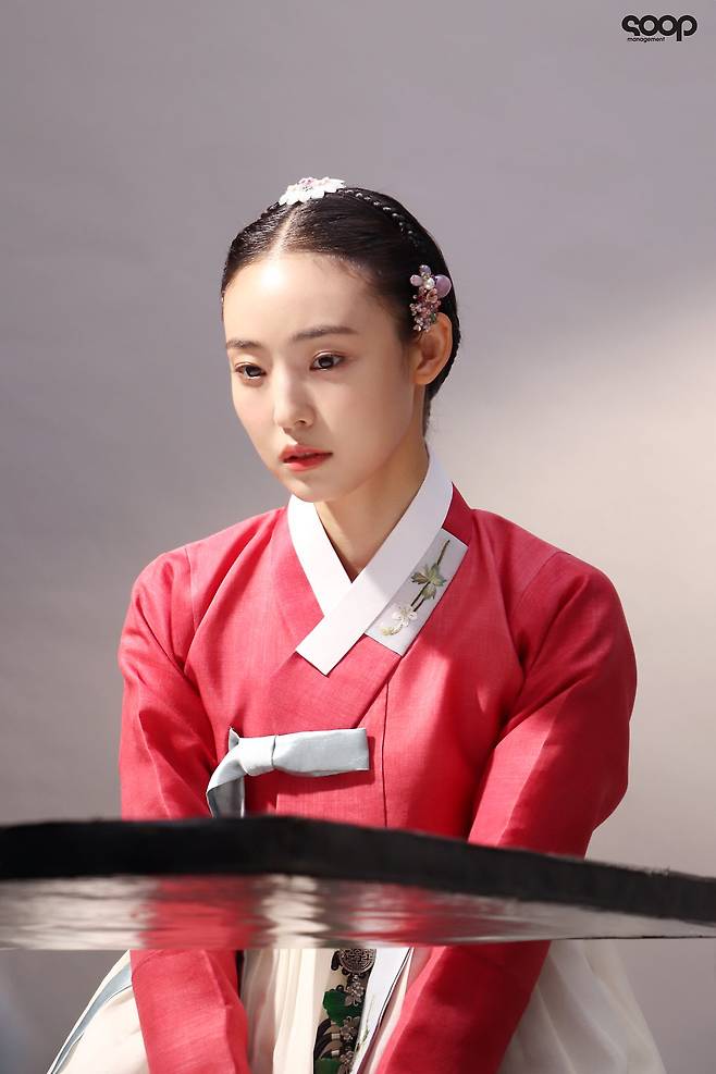 한복입은 모습 너무 예뻐 난리난 신인 여배우한복 입고 태어난듯단아 한복자태 어썸클