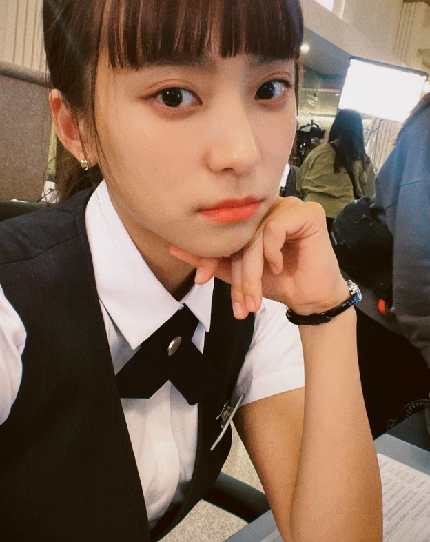 엄청 예쁜애로 학교에서 소문 자자하다 결국 데뷔한 퀸카 여대생 정체 어썸클