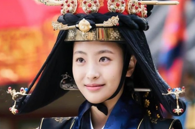 한복 입고 태어났냐고 할 정도로 현재 너무 예뻐 난리난 신인 여배우한복자태 모음 어썸클