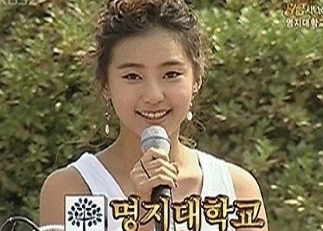 엄청 예쁜애로 학교에서 소문 자자하다 결국 데뷔한 퀸카 여대생 정체 어썸클