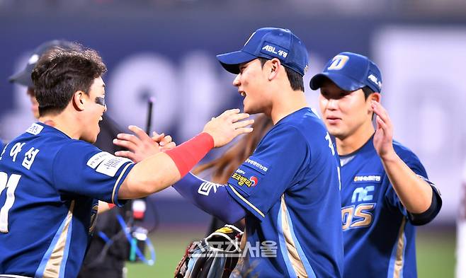 “맞는 순간 몸이 반응했다” NC 김주원, 공수활약 ‘다이빙 캐치’ 한방에 팀을 구한 영웅이 됐다[PO2 스타]