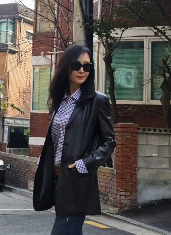 채시라 가죽 재킷 하나면 끝 툭 걸친 가을 멋쟁이의 시크한 외출룩 패션엔