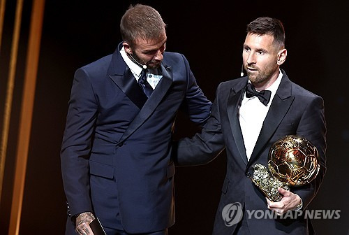메시 발롱도르 5개여야 했어호날두 댓글로 웃는 이모티콘 작성 논란