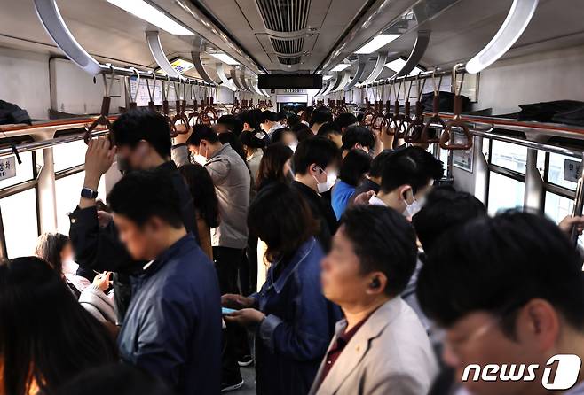 서울지하철 4·7호선 출퇴근 시간 의자 없는 열차 2칸 도입