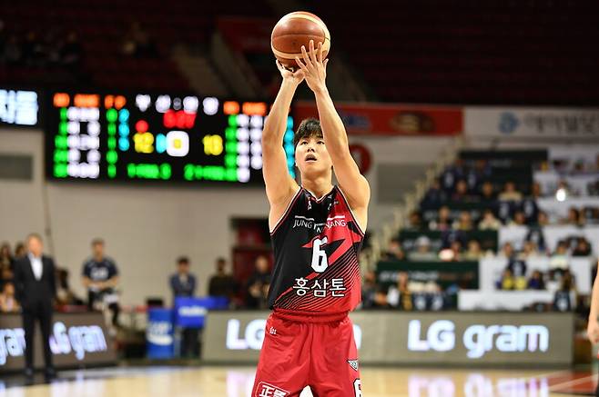 [BK 리뷰] '박지훈 결승 3점' 정관장, KCC 잡고 홈 첫 승